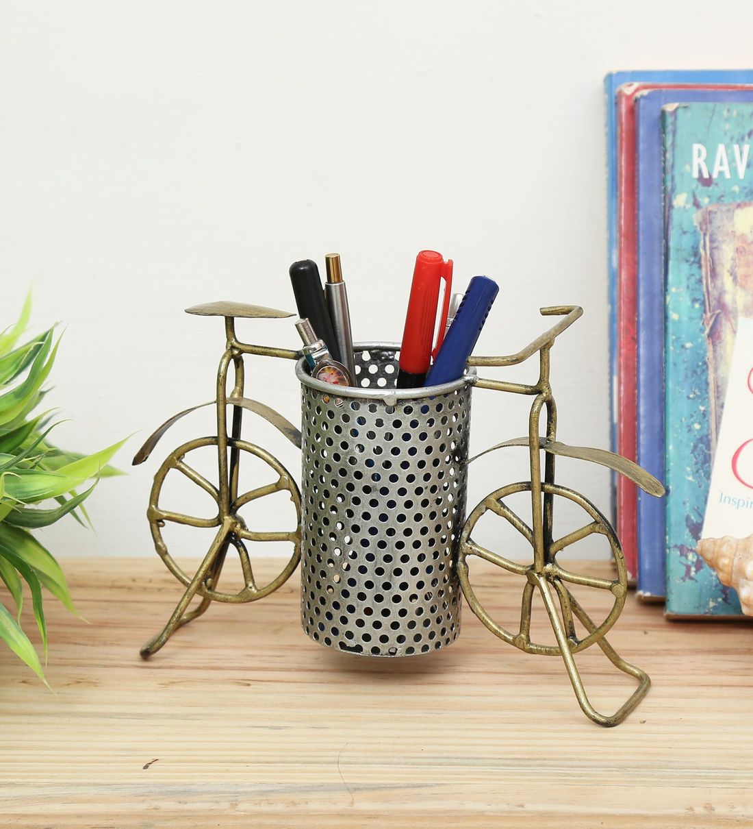 Cycle pen stand table decor – Decors Mantra